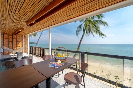 Two Bedroom Beachfront Pool Villa | Vista para praia/oceano. Pao Jin Poon Beach Front Villa