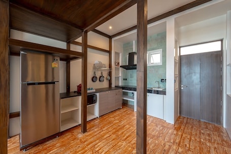 Two Bedroom Beachfront Pool Villa | Cozinha americana privada | Geladeira, cafeteira/chaleira, talheres/pratos/utensílios de cozinha. Pao Jin Poon Beach Front Villa