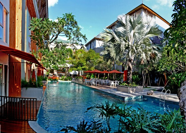 Piscina externa, funciona das 7h às 19h, guarda-sóis, espreguiçadeiras