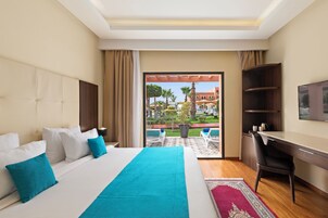 Minibar, cofre no quarto, secretária 