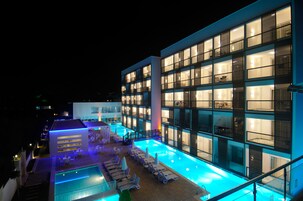 Piscina interna, piscina externa, guarda-sóis, espreguiçadeiras