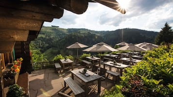 4 restaurantes, café da manhã, local e internacional