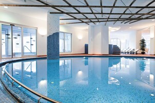 2 piscinas interiores, piscina exterior, guarda-sóis, espreguiçadeiras