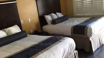 Quarto Standard, 2 camas queen-size, não fumadores | Ferro/tábua de engomar, Wi-fi grátis, roupa de cama fornecida