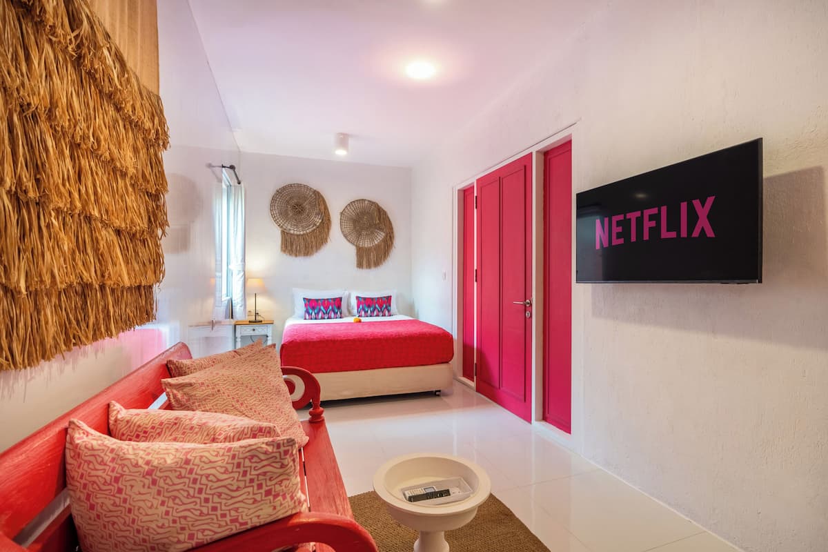 Budget Surfer Room - for Cool Adults Only | Frigobar, cofres nos quartos, ferros/tábuas de passar roupa