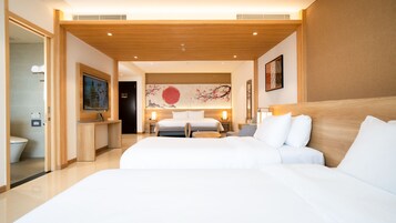 Frigobar (abastecido com itens grátis), cofres nos quartos, escrivaninha