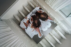 Roupas de cama antialérgicas, frigobar, cofres nos quartos, escrivaninha