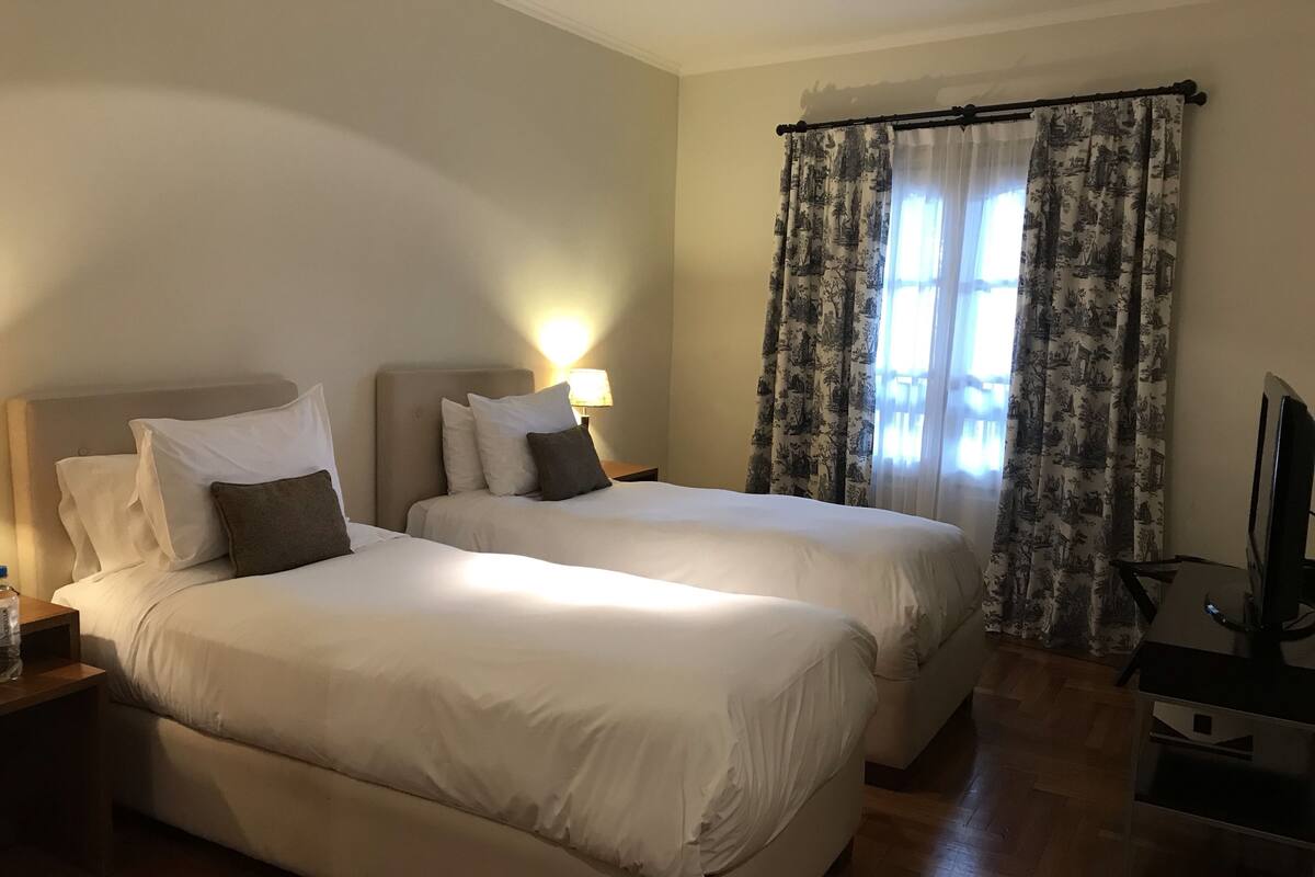 Quarto Superior, 2 camas individuais | Roupa de alta qualidade, edredões de penas, camas de colchão pillowtop 