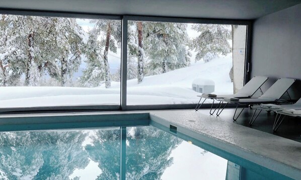 Piscina interna, espreguiçadeiras