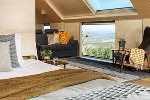 Suite | Edredões de penas, camas de colchão viscoelástico, secretária