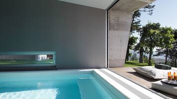 Piscina interior, espreguiçadeiras