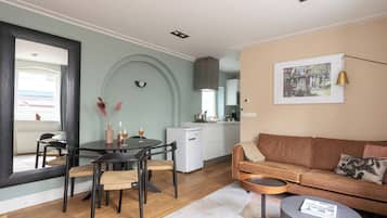 One-bedroom (2 persons) | Sala de estar | Smart TV de 43 polegadas com canais via satélite