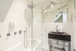 One-bedroom Attic (2 persons) | Casa de banho | Artigos de higiene ecológicos, um secador de cabelo, toalhas fornecidas 