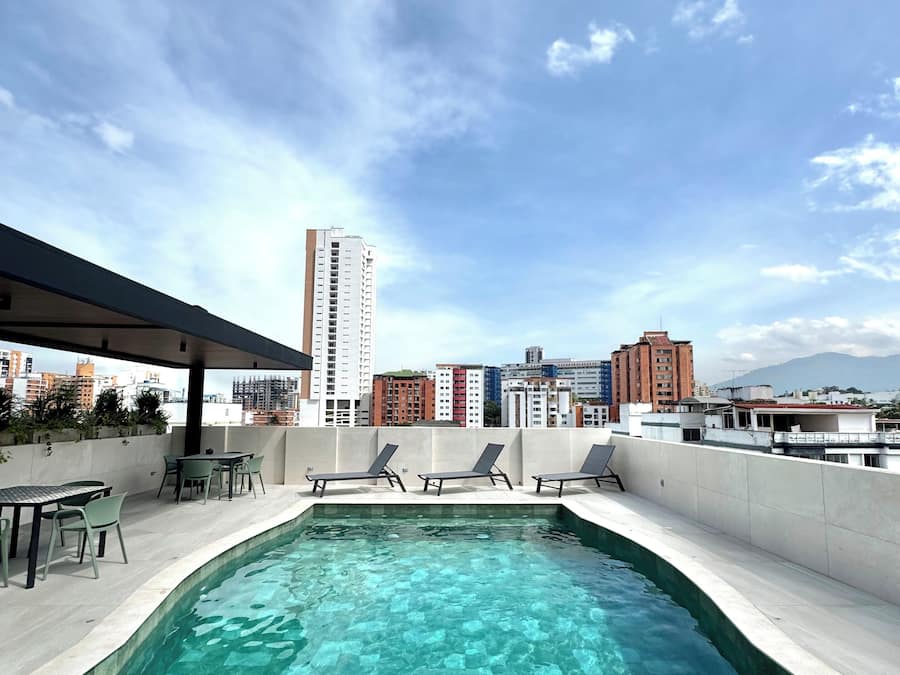 Piscina no piso superior