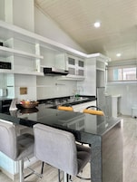 Apartamento família, 2 quartos | Frigobar, cofres nos quartos, escrivaninha, quartos à prova de som