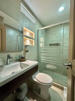 Quarto Individual Standard | Casa de banho | Um polibã, artigos de higiene pessoal grátis, um secador de cabelo