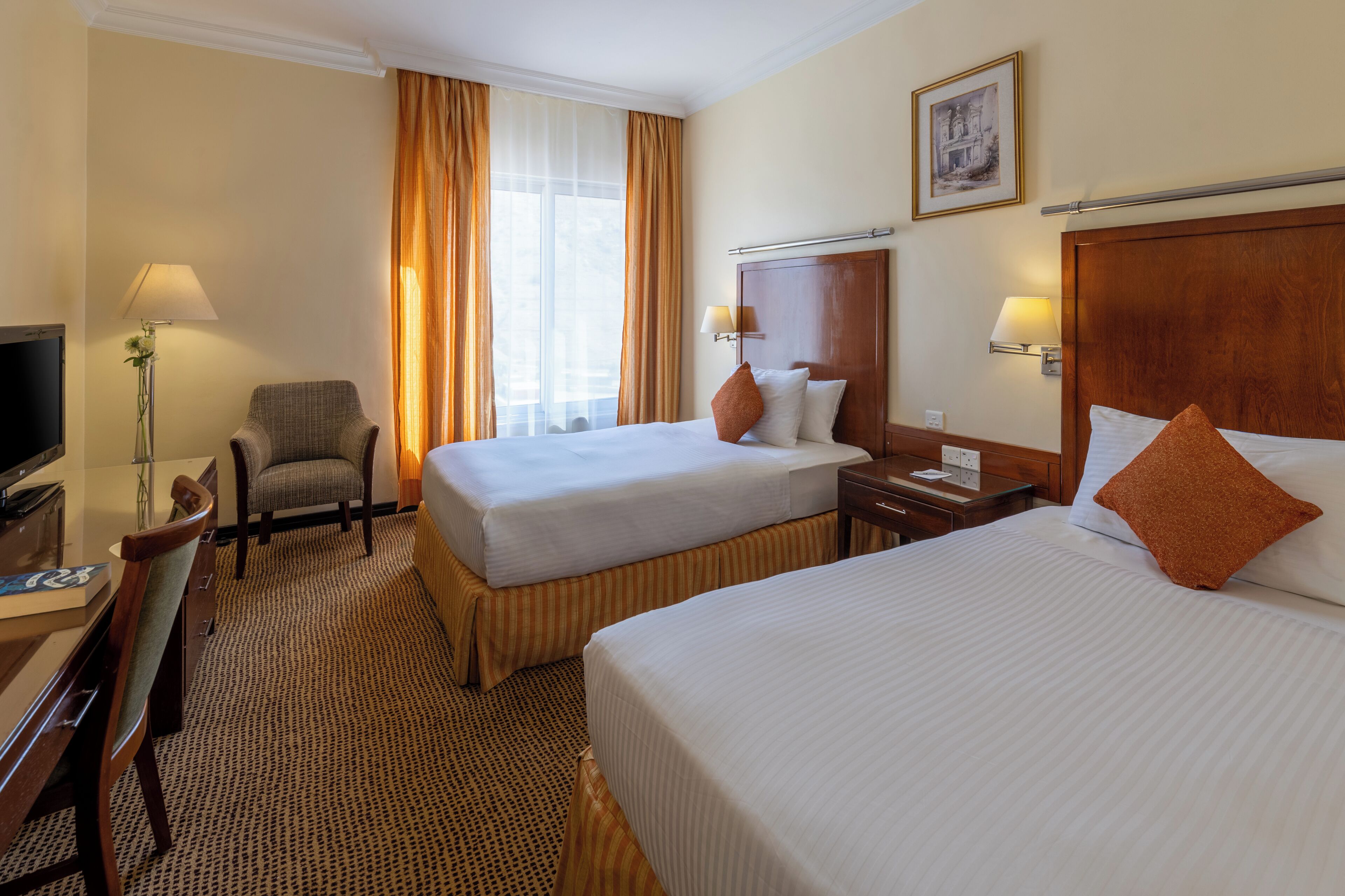 Minibar, cofre no quarto, secretária, cortinas/cortinados opacos 