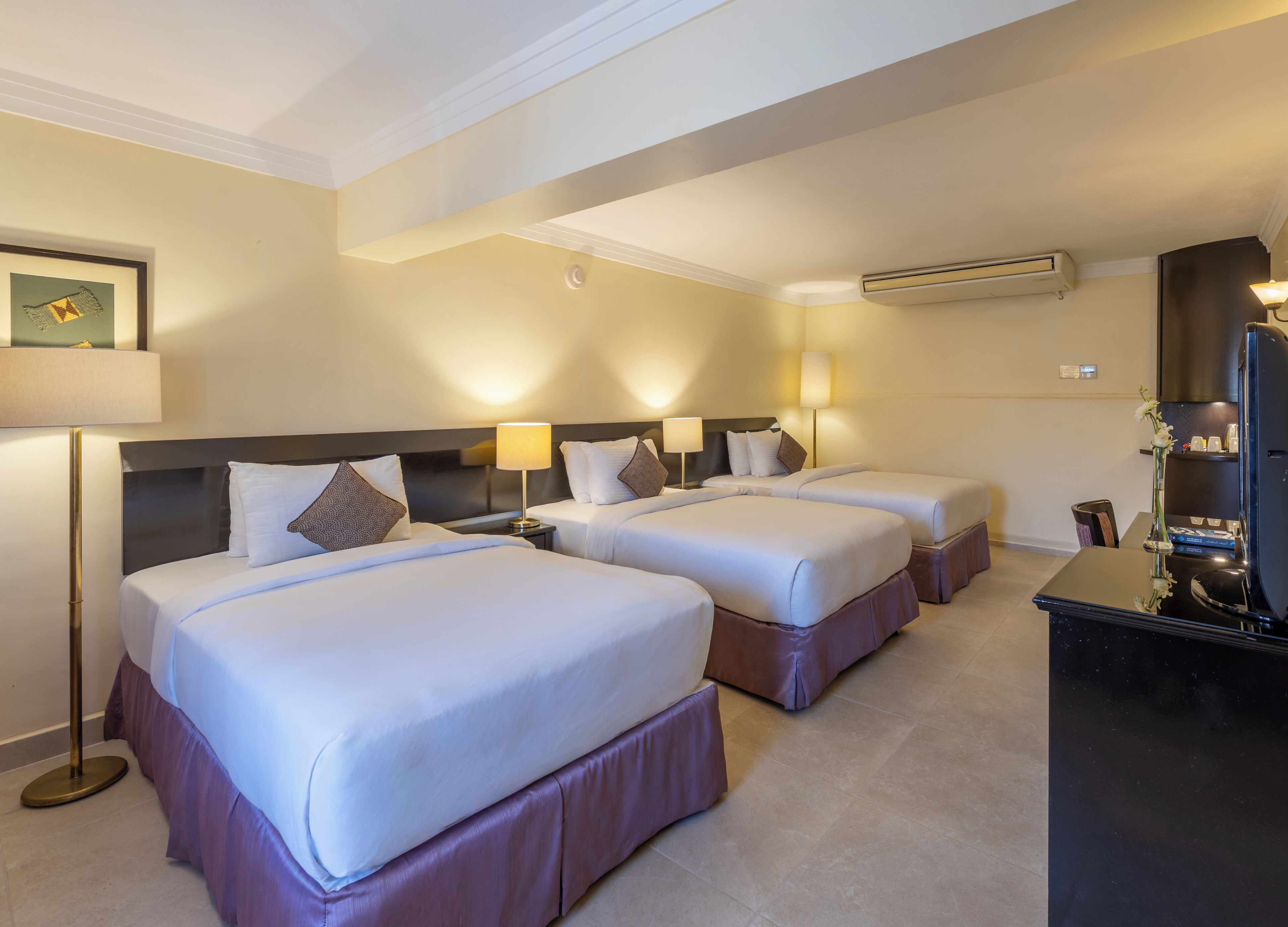 Quarto Triplo Básico | Minibar, cofre no quarto, secretária, cortinas/cortinados opacos 