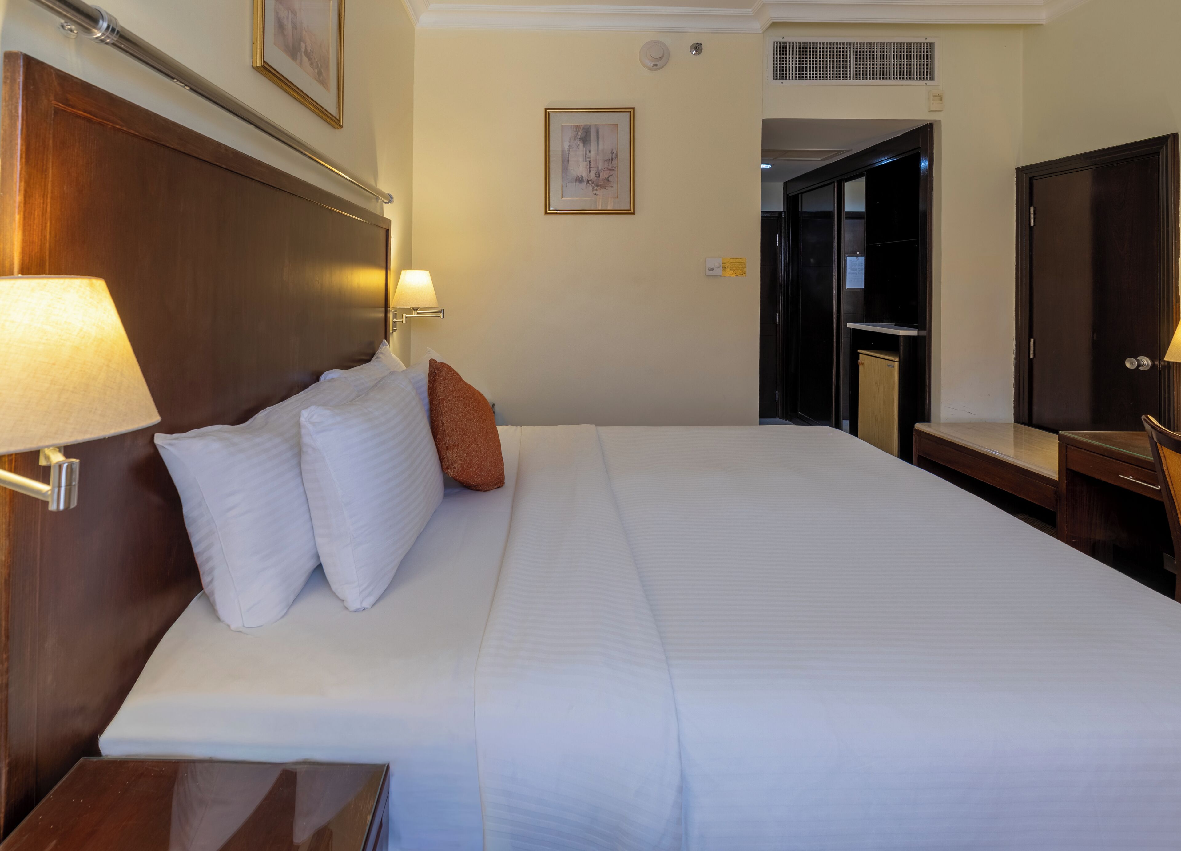 Quarto Duplo Básico | Minibar, cofre no quarto, secretária, cortinas/cortinados opacos 