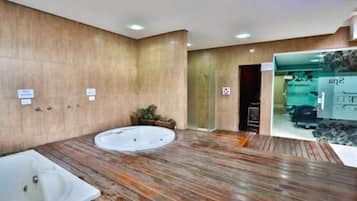 Banheira de hidromassagem interior