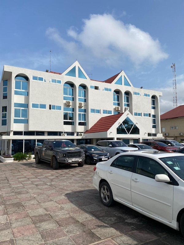 Airport West Hotel - Accra