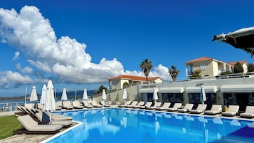 Piscina externa sazonal, funciona das 7h às 20h30, guarda-sóis