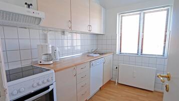 Apartamento, 3 quartos | Cozinha privada | Geladeira grande, micro-ondas, cafeteira/chaleira, chaleira elétrica
