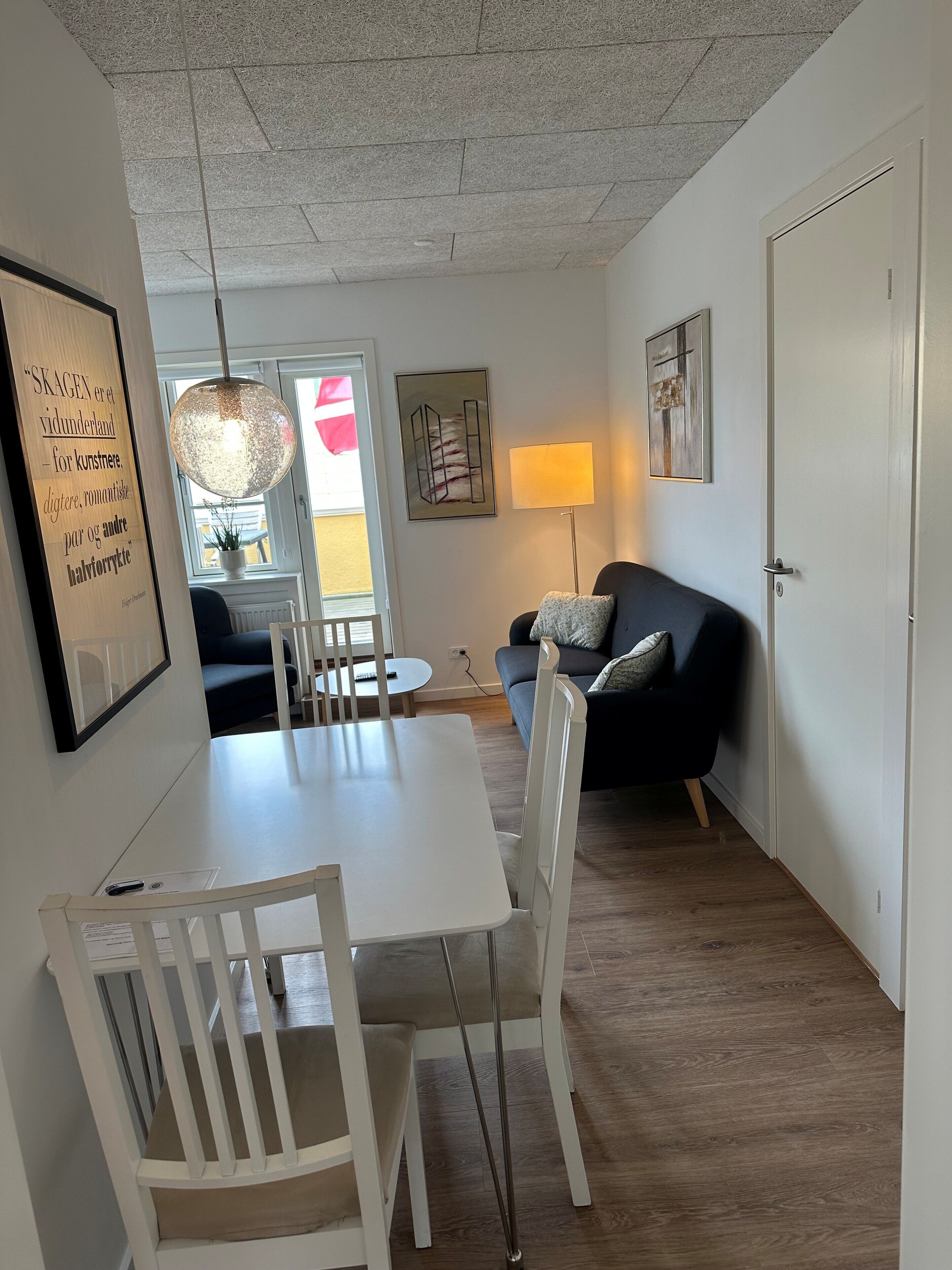Apartamento, 2 quartos | Sala de estar | Televisor de ecrã plano de 18 polegadas com canais por cabo 