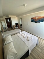 Quarto andar superior | Cortinas blackout, ferros/tábuas de passar roupa, Wi-Fi de cortesia