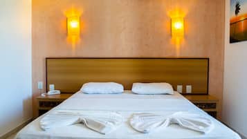 Quarto Superior, vista parcial para o oceano | Cortinas/cortinados opacos, ferro/tábua de engomar, Wi-fi grátis