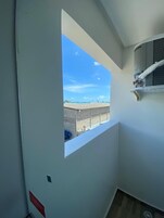 Quarto duplo pequeno | Cortinas blackout, ferros/tábuas de passar roupa, Wi-Fi de cortesia