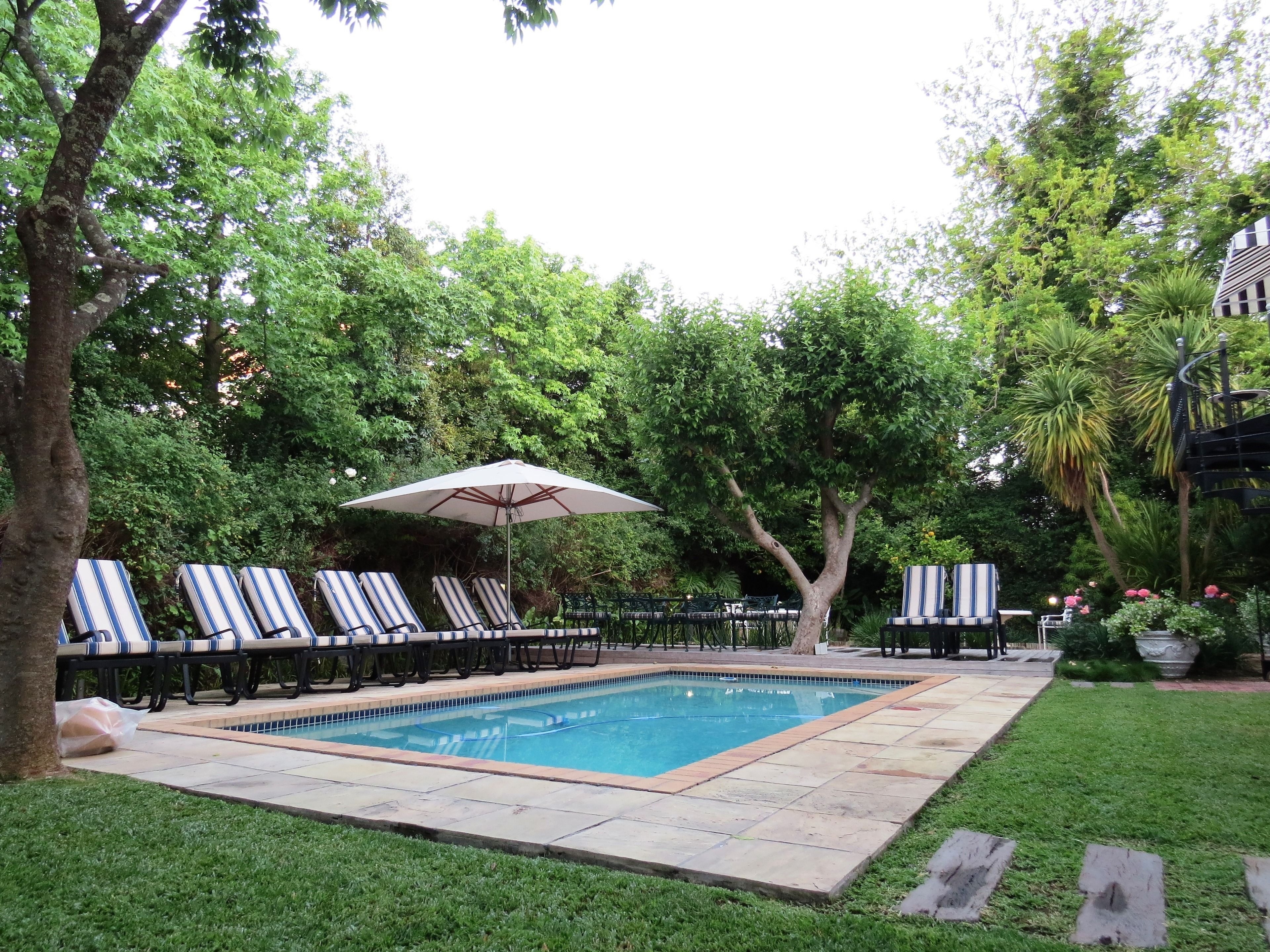 Piscina exterior, guarda-sóis, espreguiçadeiras 