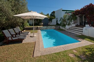 Piscina externa, espreguiçadeiras