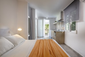 Bungalow with Private Garden | Roupa de alta qualidade, cofre com capacidade para portátil 