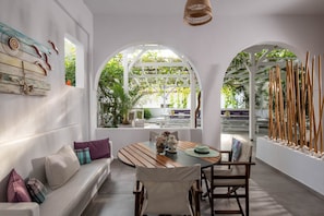 Family room with Balcony | Roupa de alta qualidade, cofre com capacidade para portátil 