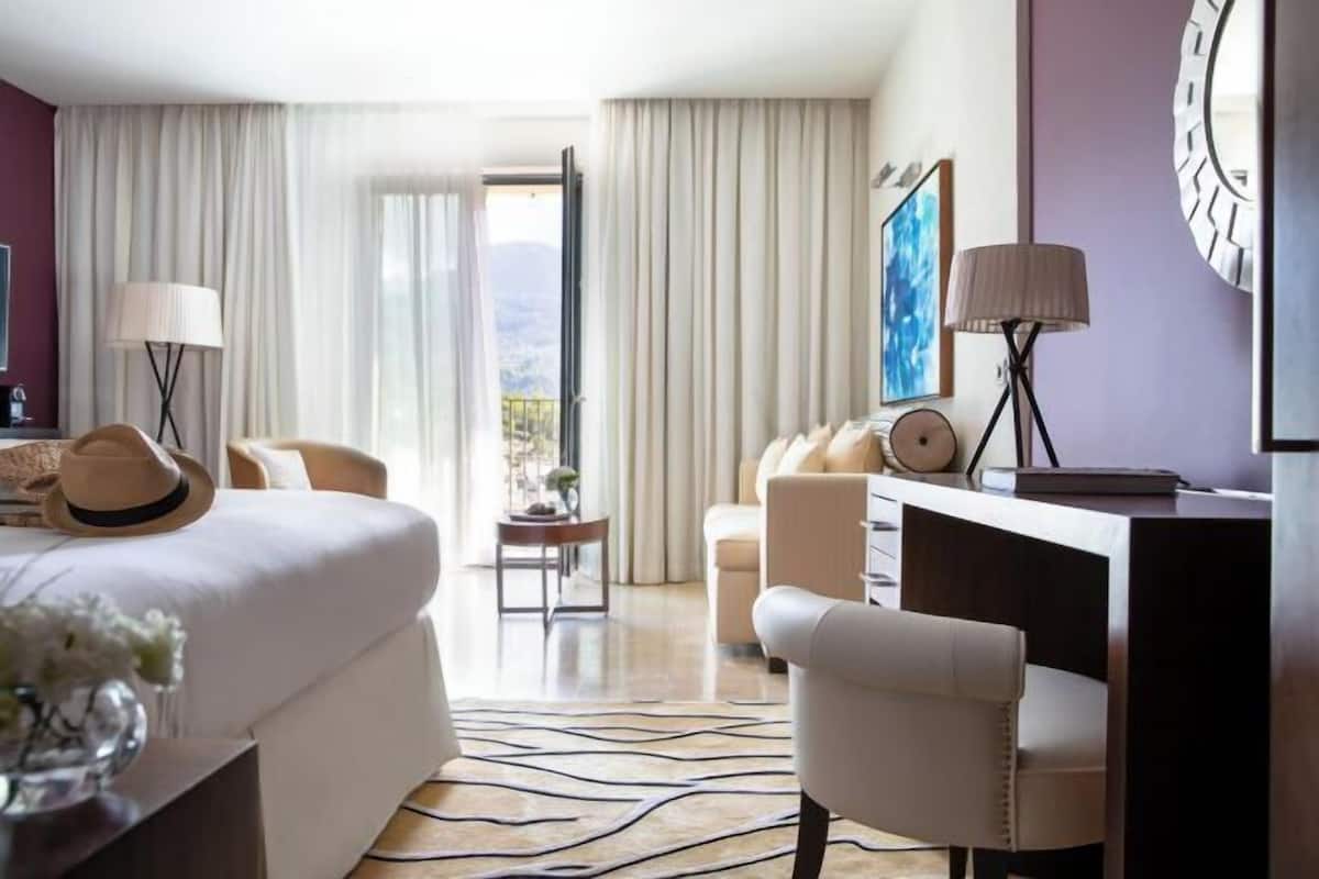 Roupa de alta qualidade, edredões de penas, minibar, cofre no quarto 
