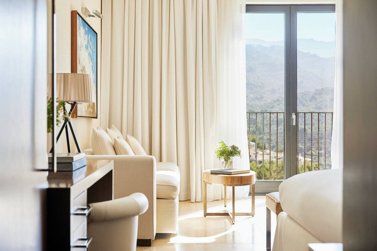 Quarto Deluxe, vista para a montanha (Tramuntana) | Roupa de alta qualidade, edredões de penas, minibar, cofre no quarto 