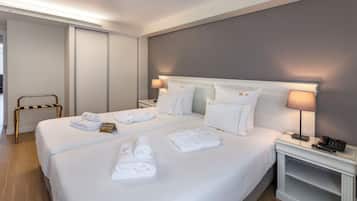 Cofres nos quartos, escrivaninha, cortinas blackout
