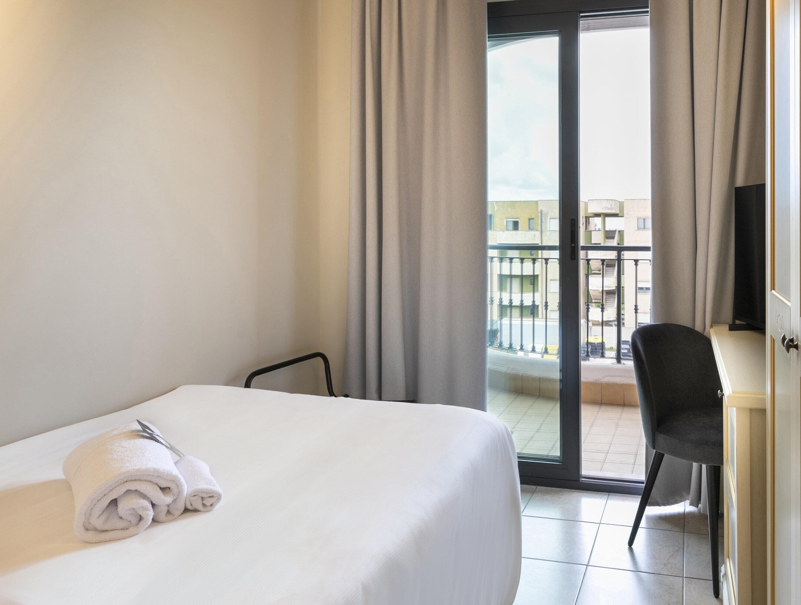 Minibar, com mobília individualizada, secretária 