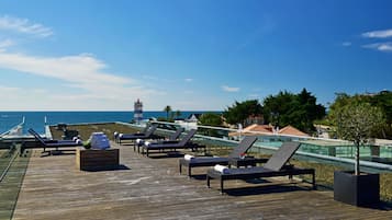 Terraço com espreguiçadeiras