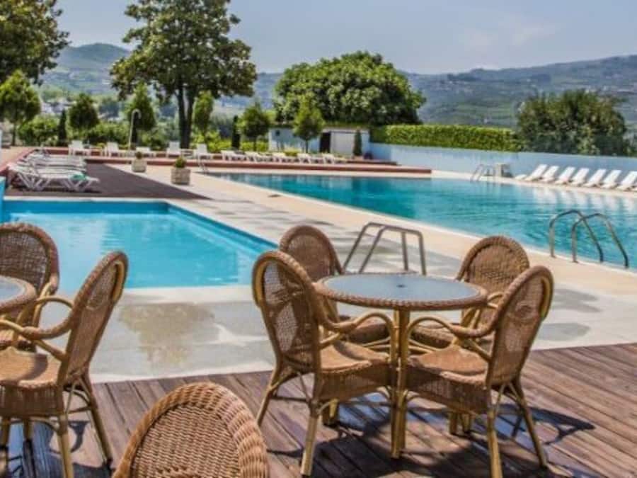 Piscina exterior sazonal, da(s) 10:30 à(s) 19:00, guarda-sóis