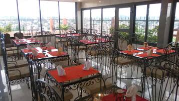 2 restaurantes, pequenos-almoços servidos