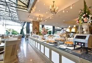 Café da manhã com buffet todos os dias mediante uma taxa