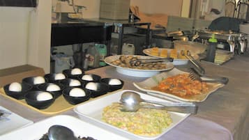 Pequeno-almoço tipo buffet diário mediante uma taxa