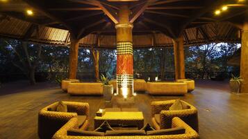 Área de estar no saguão