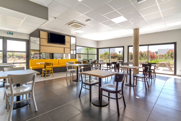 Pequeno-almoço tipo buffet mediante uma taxa nos dias úteis