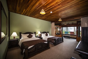 Mountain Suite, 2 Queen Beds | 1 quarto, roupa de alta qualidade, edredões de penas, cofre no quarto