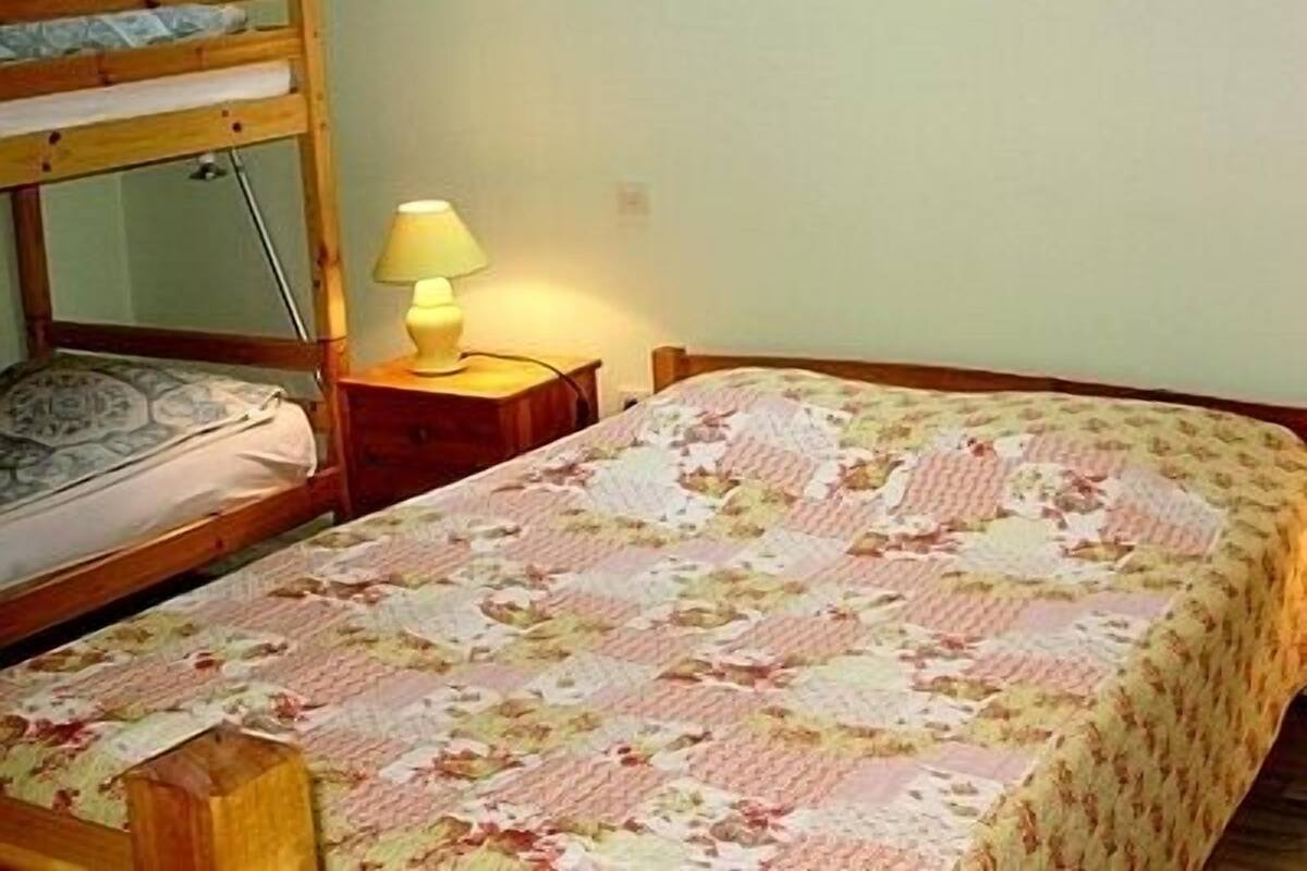 Quarto quádruplo standard | Cofres nos quartos, escrivaninha, quartos à prova de som
