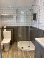 Suite Familiar, casa de banho anexa | Casa de banho | Um secador de cabelo, toalhas fornecidas