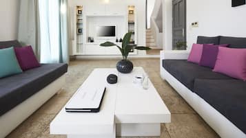 Serenity Villa with Caldera View, Heated Pool & Hot tub in Private Garden | Sala de estar | Televisor, lareira, leitor de DVD, computador